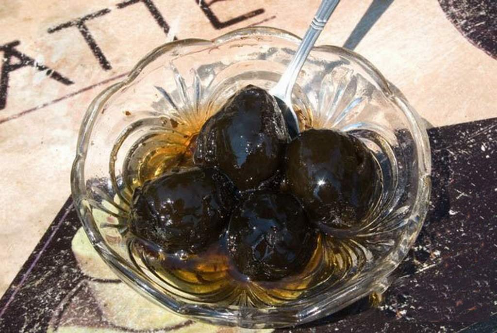 Καρυδάκι, γλυκό του κουταλιού - Τουριστικός Οδηγός για την λίμνη Κάρλα